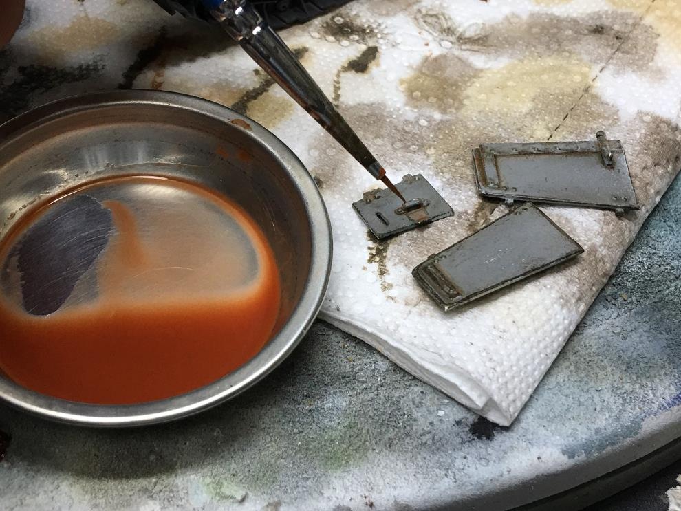 Rustall의 녹표현제로 디테일한 부분 녹표현을 해줍니다, Rustall은 아크릴계이기 때문에 아크릴기본도색 시 조심하셔야 합니다