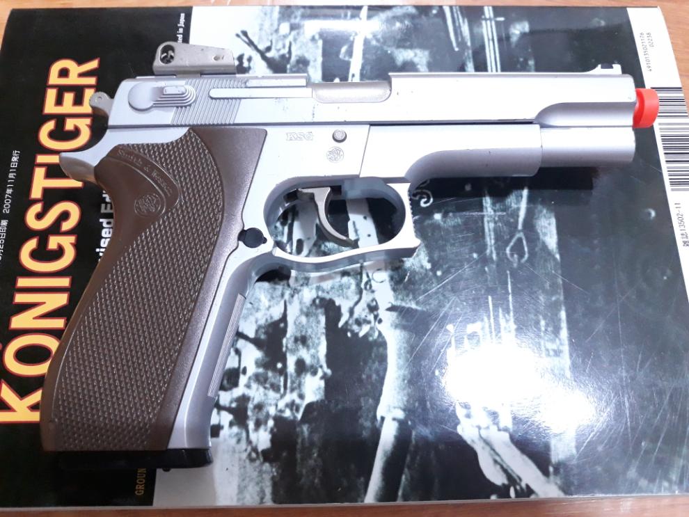 고전 m4504 입니다. 칼라파츠 없이 출시된 제품 . 촬영을 위해 다른 칼라파트를 빌려왔습니다.