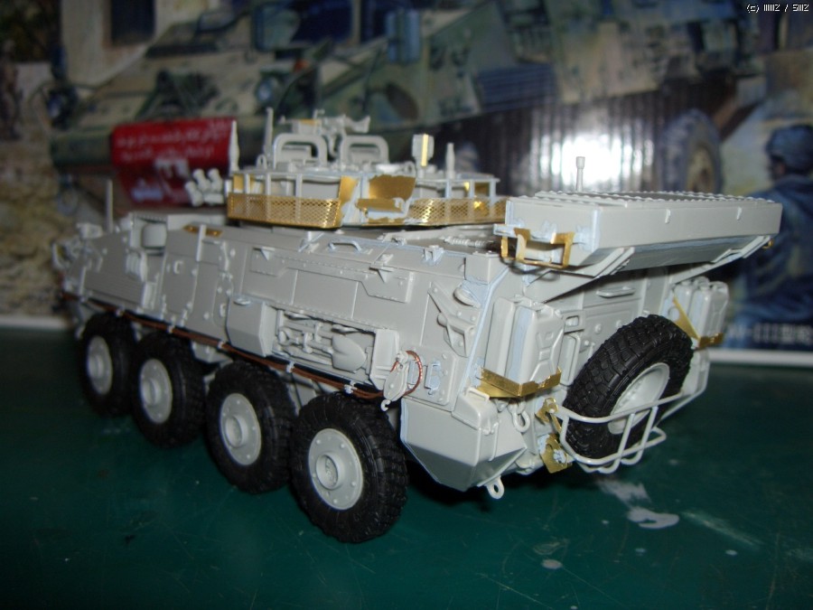 트럼페트 1/35 LAV-3 장갑차 조립중..