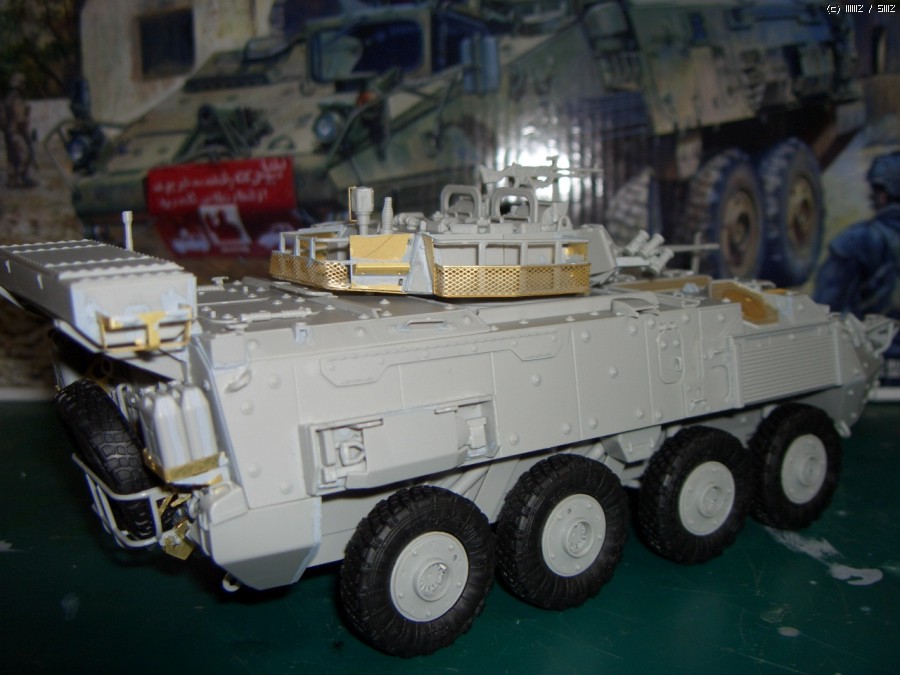 트럼페트 1/35 LAV-3 장갑차 조립중..