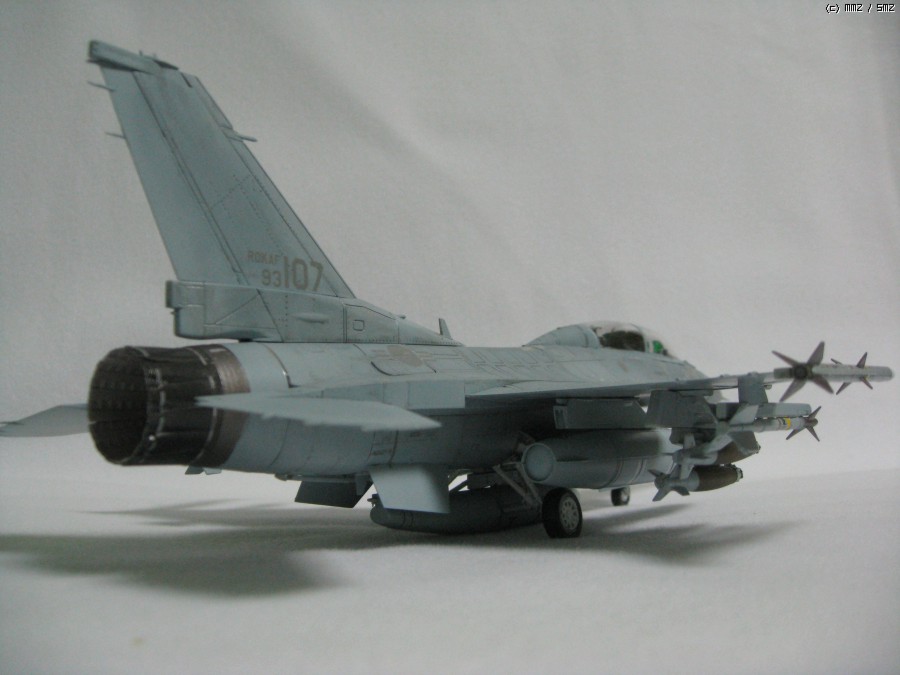 MMZ - academy 1/48 KF-16D FIGHTING FALCON