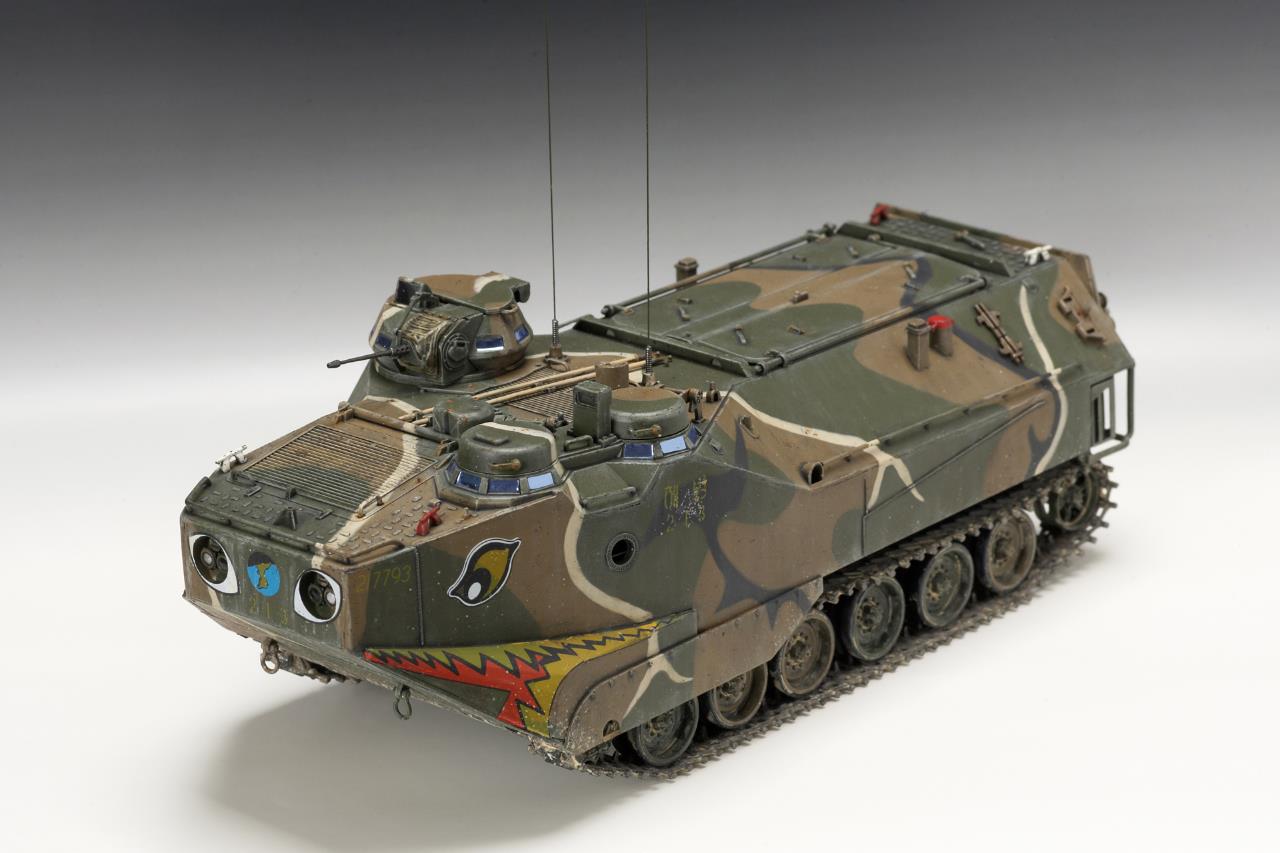 MMZ - LVTP-7 R.O.K. Marine Corps 1/35 [아카데미]