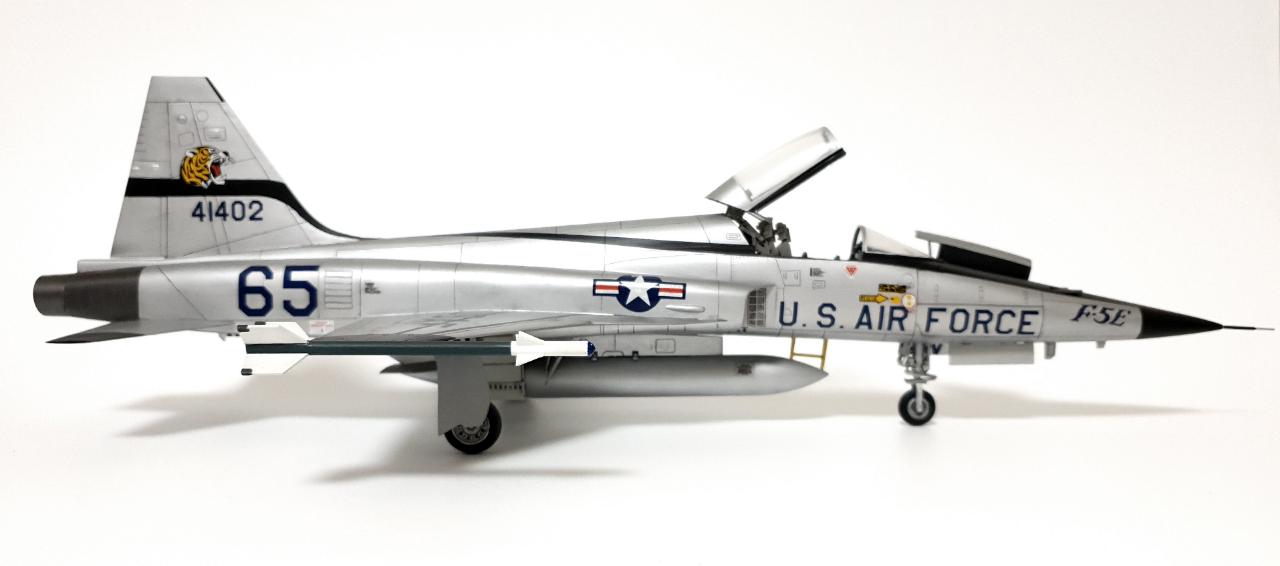 MMZ - F-5E TIGER II (1/32 ACE MODEL)