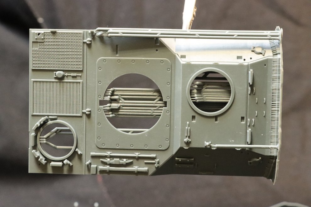 k263후방전투실이 축소된것 기존에 놓치기 쉬웠던 발칸포 포탑위치, 그리고 높이가 높아진것도 재대로 재현되어있으며, k200A1이 아닌 K200엔진실도 정확히 재현하였다.